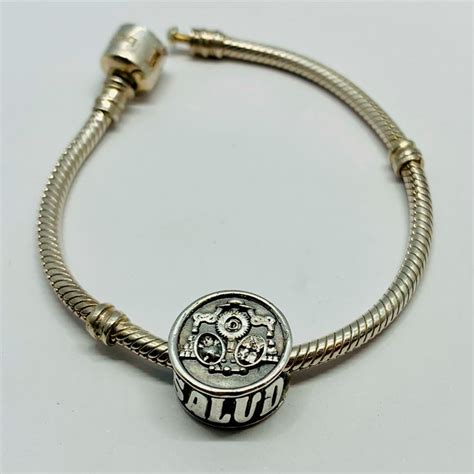 CHARM ESCUDO DE LA HERMANDAD DE LOS GITANOS DE SEVILLA JOYERÍA COFRADE