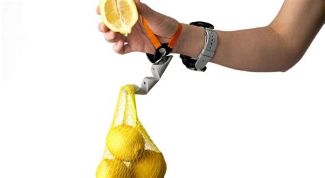 Un troisième pouce robotisé pour repousser les limites du corps humain