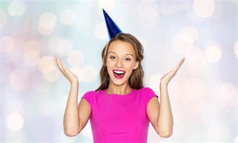 Pessoas feriados emoção expressão e conceito de celebração feliz