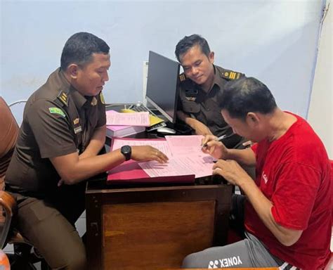 Penyidik Kejari Rohil Limpahkan Tersangka Korupsi Mantan Penghulu Bagan