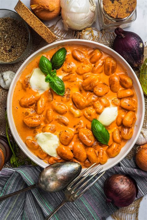 Gnocchi Pfanne Mit Tomate Mozzarella Und Basilikum FeedMeDaily