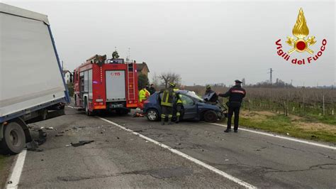 Rio Saliceto Auto Contro Camion Un Morto Reggiosera