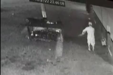 Vídeo homem ataca a pauladas e mata morador de rua que dormia em GO