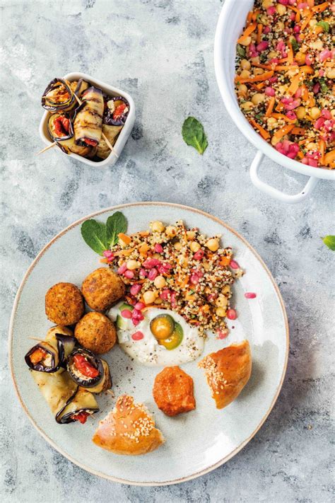 Orientalische Mezze mit gefüllten Auberginen und einem Quinoa Taboulé