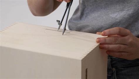 Cómo hacer una caja para mantener en orden los cables en el escritorio