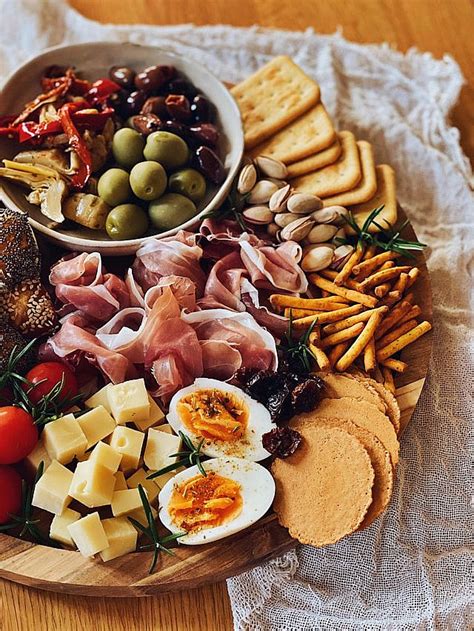Charcuterie Board Mit Parmaschinken Und Laugenkonfekt