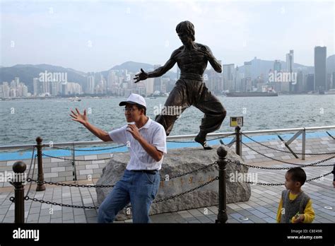 Un Turista Posa Para La Foto De La Estatua De Hong Kong Y Estrella De