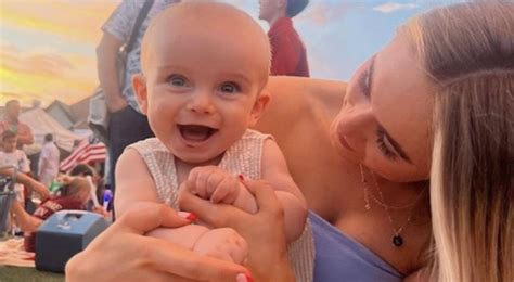 Elle veut faire bronzer son fils de 4 mois parce qu il est très pâle