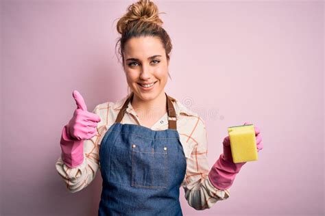 158 Woman Cleaner Apron Showing Ok Sign Stock Photos Free Royalty