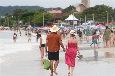 FOTOS mesmo sob o céu nublado praias de Florianópolis lotam no