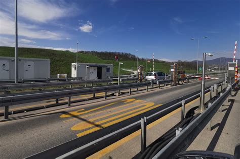 Šofer gazi A iz kamiona kulja dim vidi li on to uopšte Jeziva scena