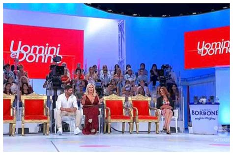 Mediaset scelta clamorosa Uomini e Donne non andrà in onda Fan