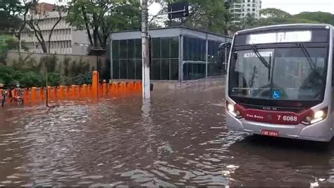 Chuva provoca alagamentos em São Paulo neste sábado região