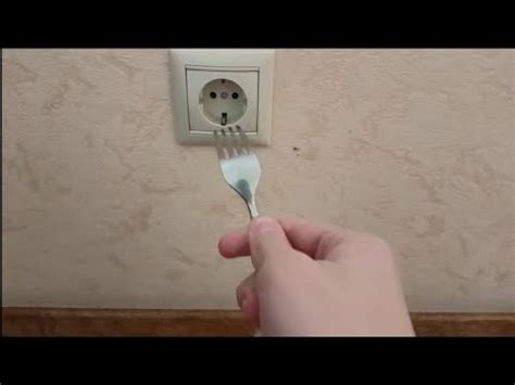 как вставить вилку в розетку YouTube