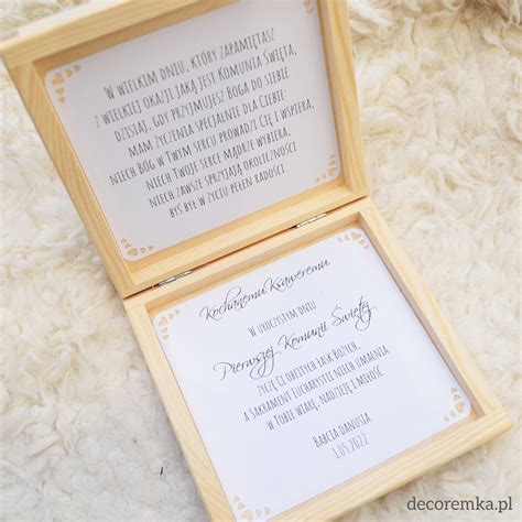 Drewniana pamiątka komunijna róż Decoremka pl