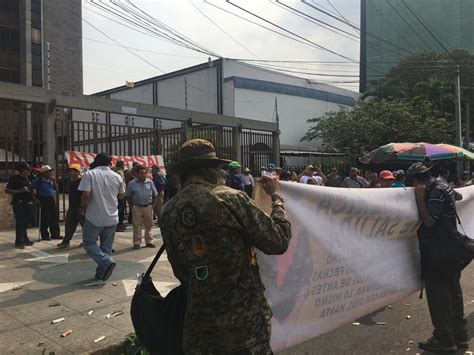 Veteranos De La Fuerza Armada Y Excombatientes Del FMLN Realizan