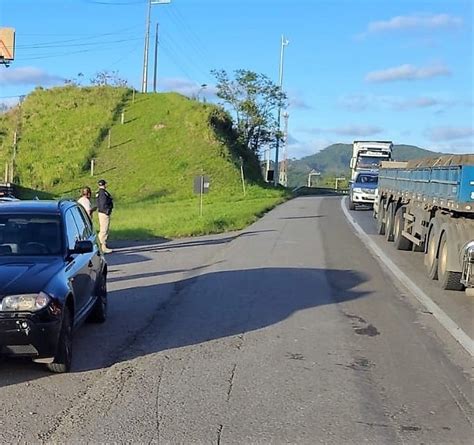 PRF flagra cerca de 20 veículos transitando pelo acostamento da BR 101