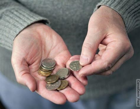 Descubre el significado de soñar con monedas en la mano