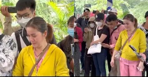 Con gái NSƯT Vũ Linh khóc bên mộ cha hiện tượng lạ trên mộ ông hoàng