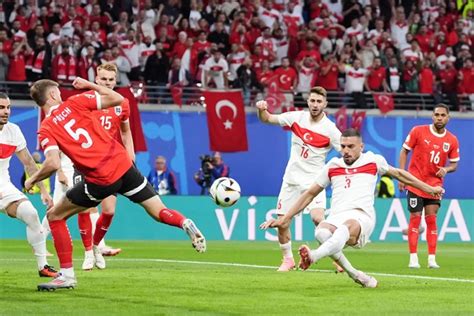 Euro 2024 la Turquie bat l Autriche et défiera les Pays Bas