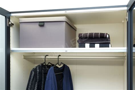 JUTZLER Longline Schrank 5 türig mit Beleuchtung Innenzubehör Möbel