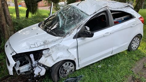 Acidente Motorista Dorme Ao Volante E Capota Carro Em Curitiba