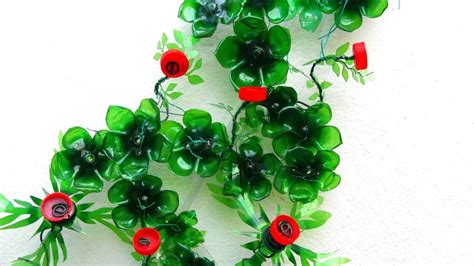 Árbol de Navidad con tapones y botellas de plástico Feliz Navidad