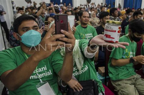 Penyerahan Bantuan Fasilitas Untuk Petani Milenial Dan Ikm Antara Foto
