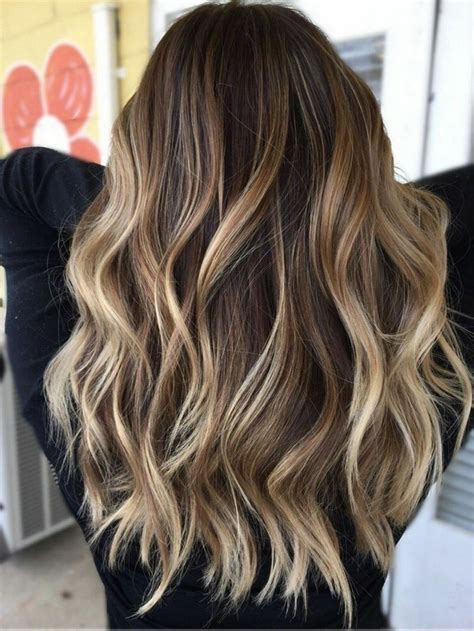 Braune Haare mit Highlights Inspiration für nächste Transformation
