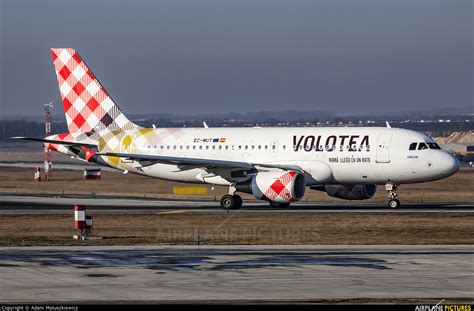 EC MUT Volotea Airlines Airbus A319 at Prague Václav Havel Photo