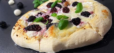 Erfrischende Brombeer Ricotta Pizza Mit Mozzarella Prisma