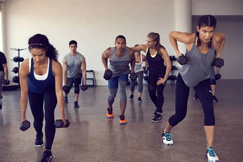 Cómo empezar a levantar pesas según entrenadores Nike ES