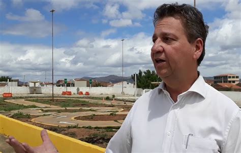 Sabe se que o Diretor Charles tem relação amistosa registradora de
