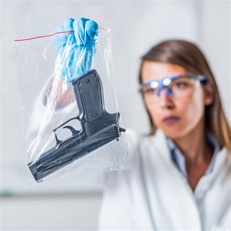 Experto En Ciencias Forenses Que Examina El Arma Recolectada En La