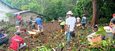 Warga Desa Bintuhan Gotong Royong Menyiapkan Lokasi Untuk Pembangunan