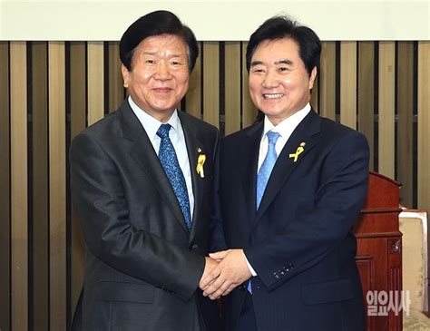포토 잘 부탁드려요 악수나누는 박병석 이석현