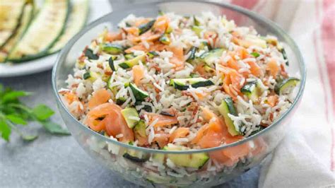 Salade de riz au saumon grillé et courgettes fraîche et diététique