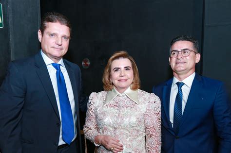 Prefeito David Almeida prestigia cerimônia de posse dos novos