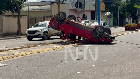 Carro capota após ser atingido por outro veículo que avançou semáforo