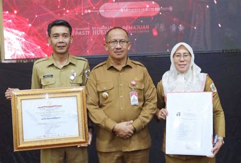 Pj Wali Kota Kotamobagu Asripan Nani Terima Penghargaan Kota Peduli HAM