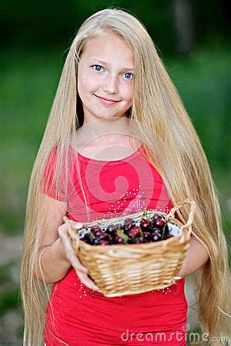 Verticale De Petite Fille à L extérieur Image stock Image du normal