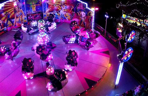 Les manèges à sensations fortes La fête foraine de Noël en intérieur