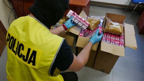 Bytom Policjanci zabezpieczyli nielegalny tytoń papierosy i alkohol