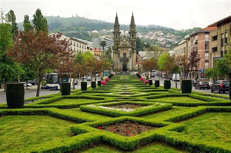 Guimaraes y Oporto en coche de alquiler Recórrelos en un día