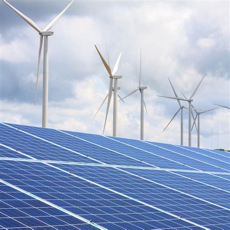 Turbinas eólicas e painéis solares as nuvens e o céu energia