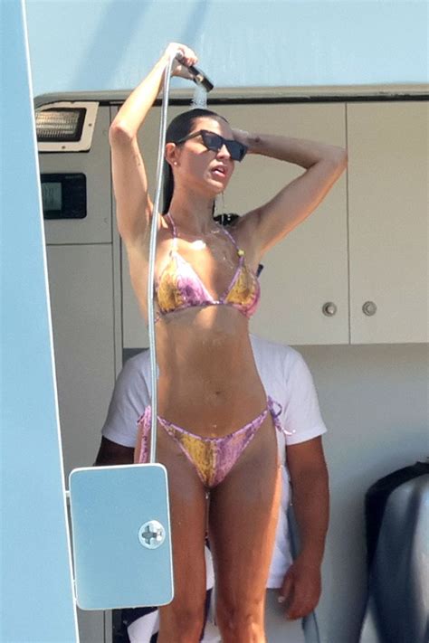 Eiza González se roba las miradas con su increíble figura en yate de lujo