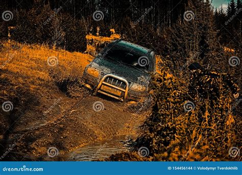 Claboussure De Boue Et D Eau Dans L Emballage Tous Terrains Le