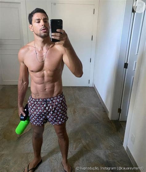 Fotos de Cauã Reymond sem camisa ator mostra tanquinho em imagens