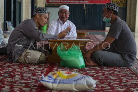 MENUNAIKAN ZAKAT FITRAH JELANG IDUL FITRI ANTARA Foto