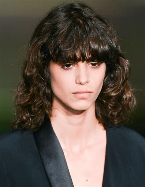 Frange cheveux frisés Les nouvelles façons de porter la frange en